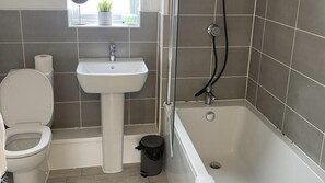 Apartamento | Banheiro | Chuveiro/banheira combinados, banheira de imersão, secador de cabelo 