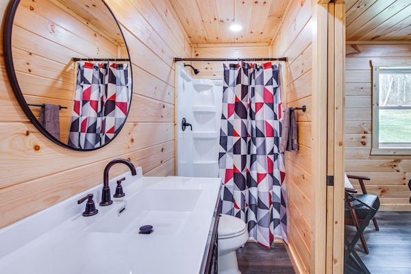 Modern Salineville Cabin On 13 Acres W/ Fire Pit! - Ohio