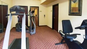 Quarto de hotel com esteira, elíptica e bicicleta ergométrica.