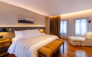 Camas de colchão pillowtop, minibar, secretária 
