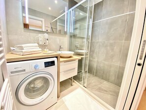 Um polibã, um secador de cabelo, Piso aquecido (casa de banho)