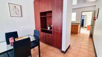 Apartamento Deluxe, cozinha | Sala de estar | Televisor LED de 65 polegadas com canais por cabo, Netflix