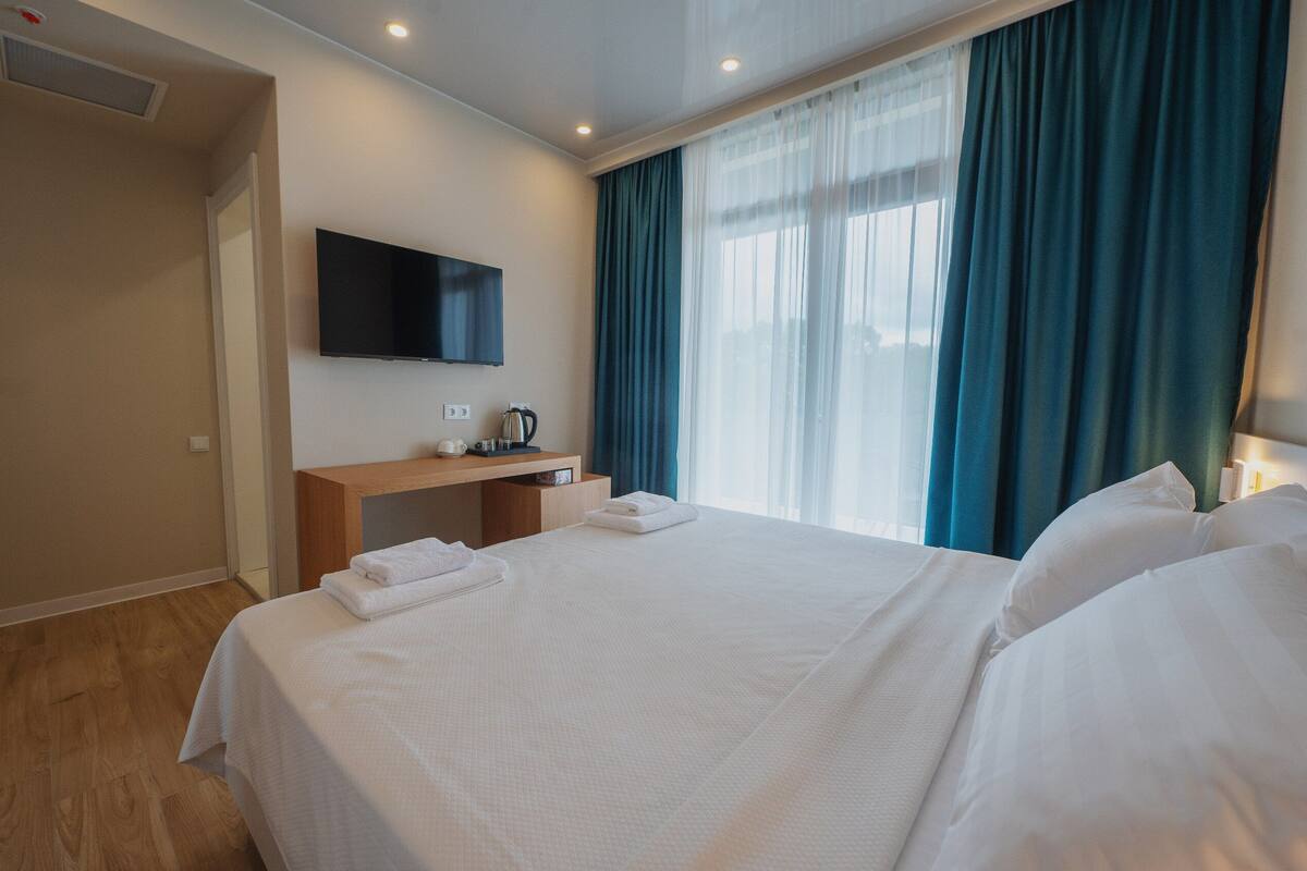 Quarto Básico, vista para o jardim | Roupa de alta qualidade, minibar, secretária 