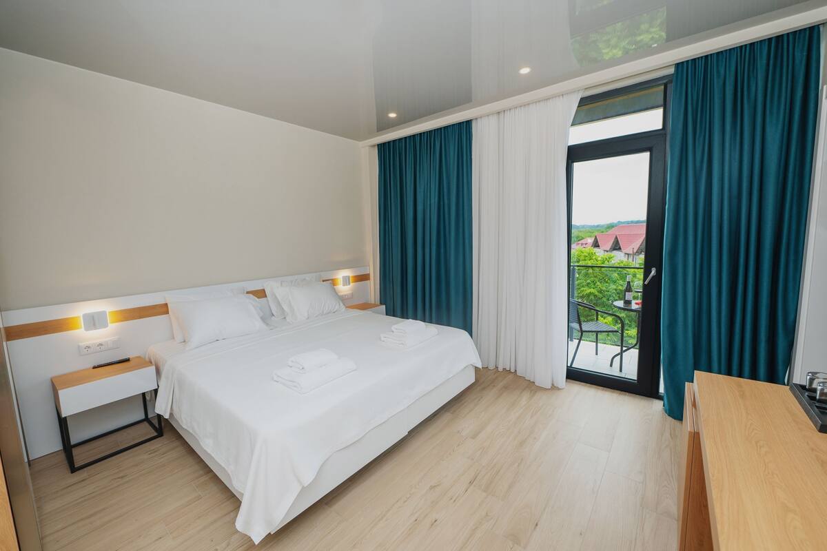 Quarto Twin Standard | Roupa de alta qualidade, minibar, secretária 