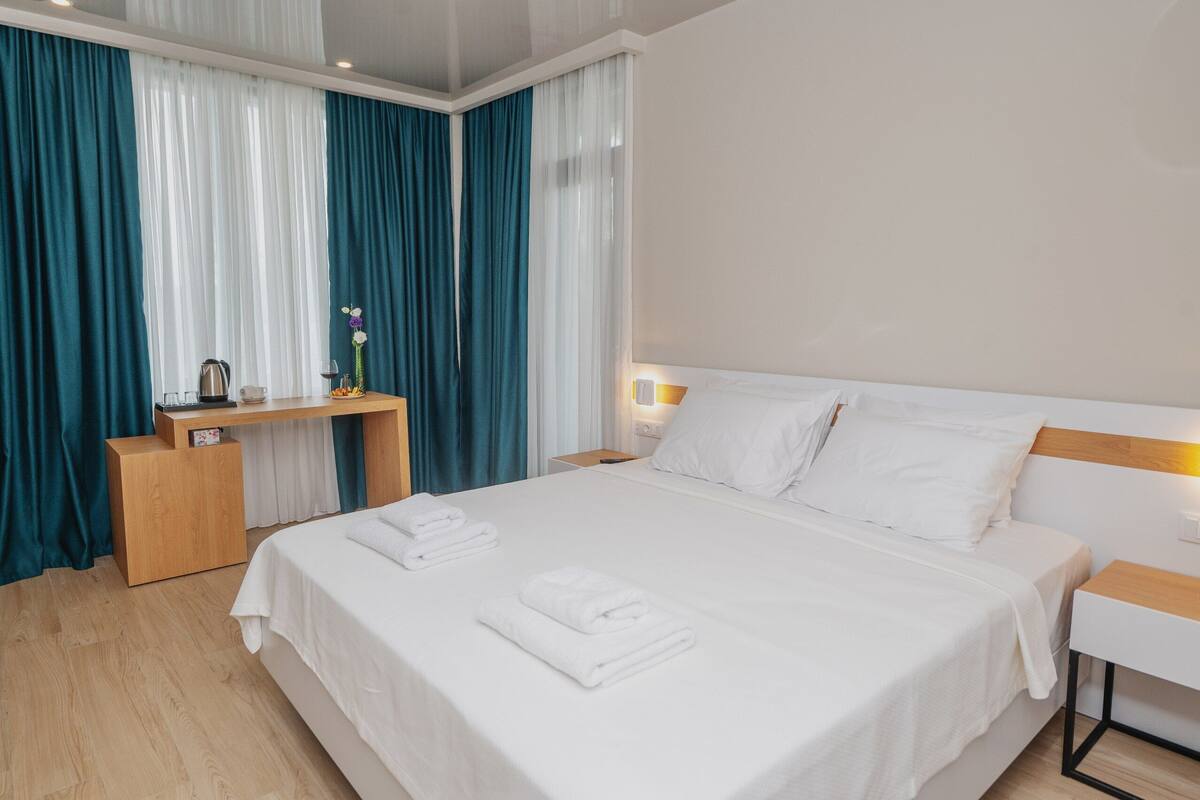 Quarto Duplo Premium | Roupa de alta qualidade, minibar, secretária 