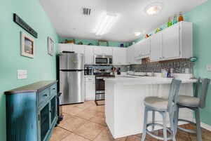 Apartamento, 1 cama king-size e sofá-cama (Sunset Harbor Villas 313) | Cozinha privada | Um forno, uma torradeira, Rolo de cozinha 