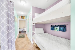 Apartamento, 1 cama king-size e sofá-cama (Sunset Harbor Villas 313) | 1 quarto, Wi-fi 
