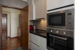Apartamento Básico | Cozinha privada | Um frigorífico, um micro-ondas, um forno, uma placa de cozinha 