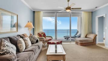 Apartamento, várias camas (Santa Rosa Towers unit 1202) | Sala de estar | Televisor