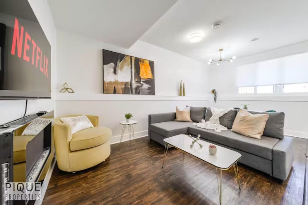 Desert Oasis Suite - King Bed - Fireplace - Wifi! - Edmonton, Canadá