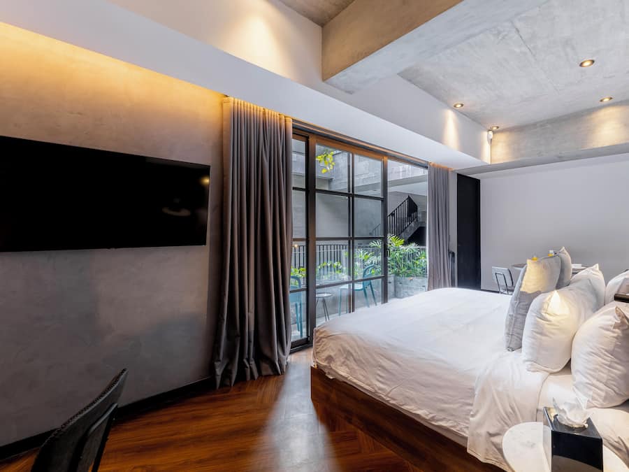 Loft Premium, varanda, junto ao pátio | Cofre no quarto, com decoração personalizada