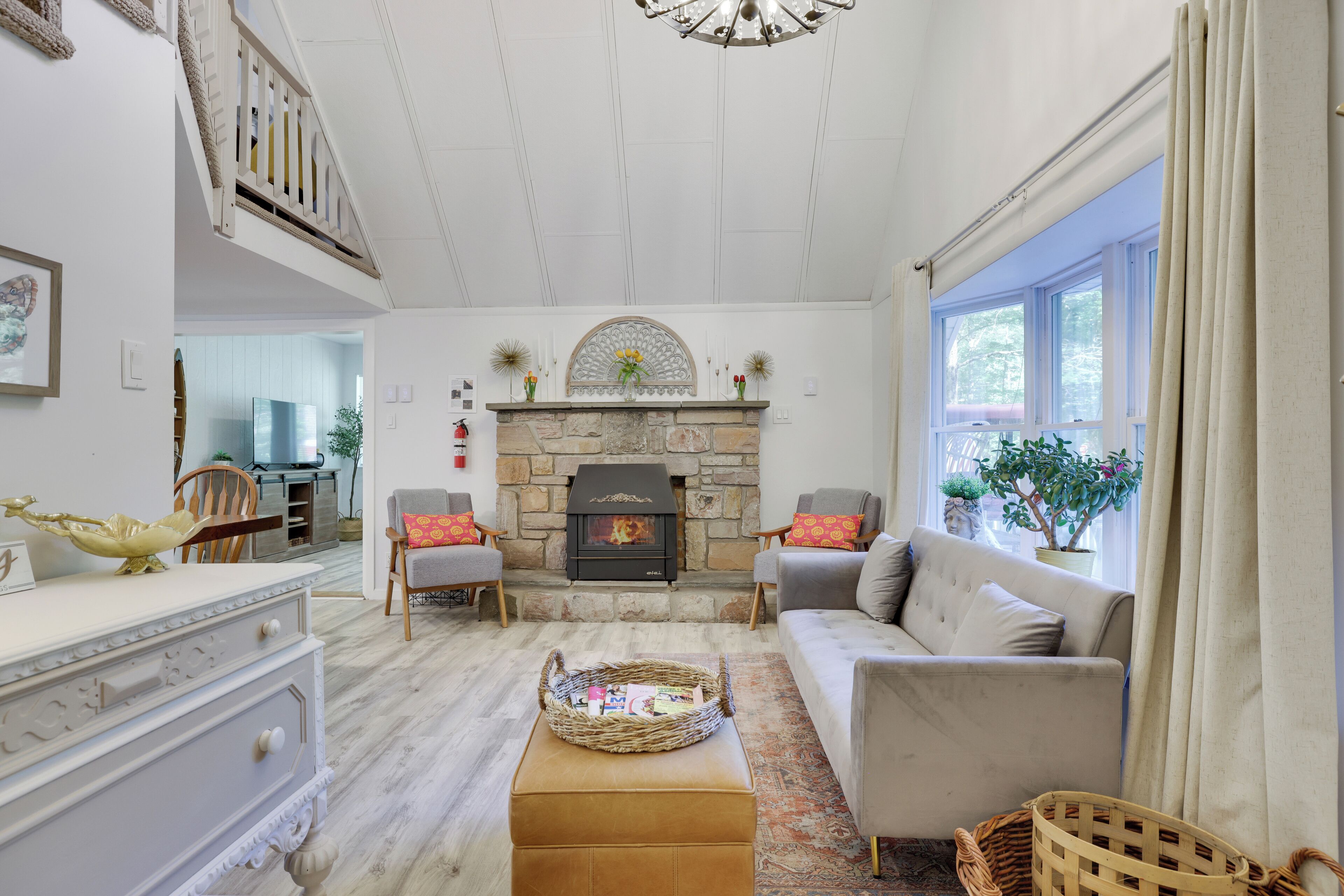 Walk To Lake & Pool! Hot Tub, Air Hockey, Pool Table, Boat Rental, Bbq, Fire Pit - Arrowhead Lake, PA