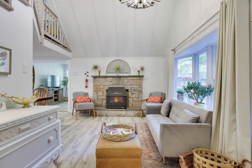 Walk To Lake & Pool! Hot Tub, Air Hockey, Pool Table, Boat Rental, Bbq, Fire Pit - Arrowhead Lake, PA