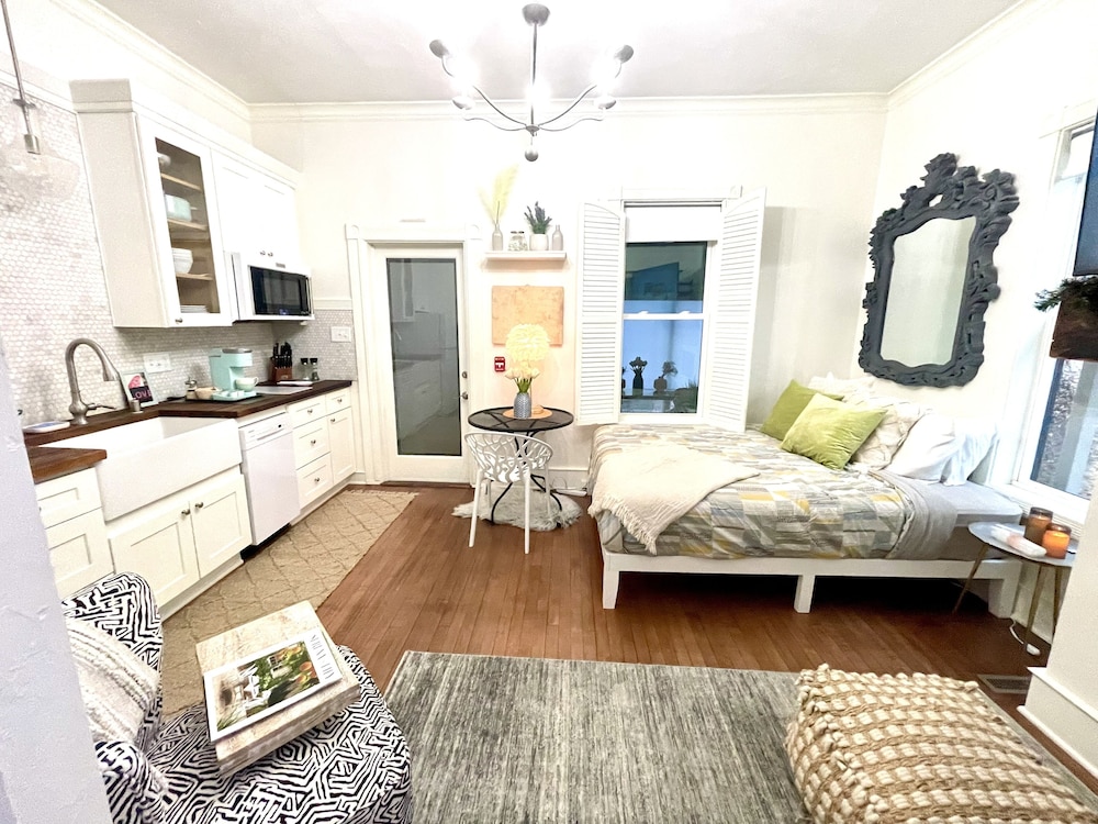 Boutique Charm In Delafield • Inviting Queen Suite Steps From It All - Oconomowoc, WI