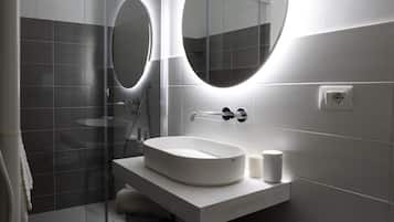 Standard Room ORANGE | Banheiro | Secador de cabelo, toalhas de banho, sabonete, shampoo