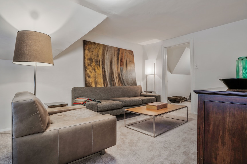 Newly Remodeled 1br/1ba Apartment Centrally Located Near Top Dining/attractions. - 門羅維爾