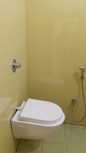 Um polibã, um chuveiro fixo, toalhas fornecidas, sabão 