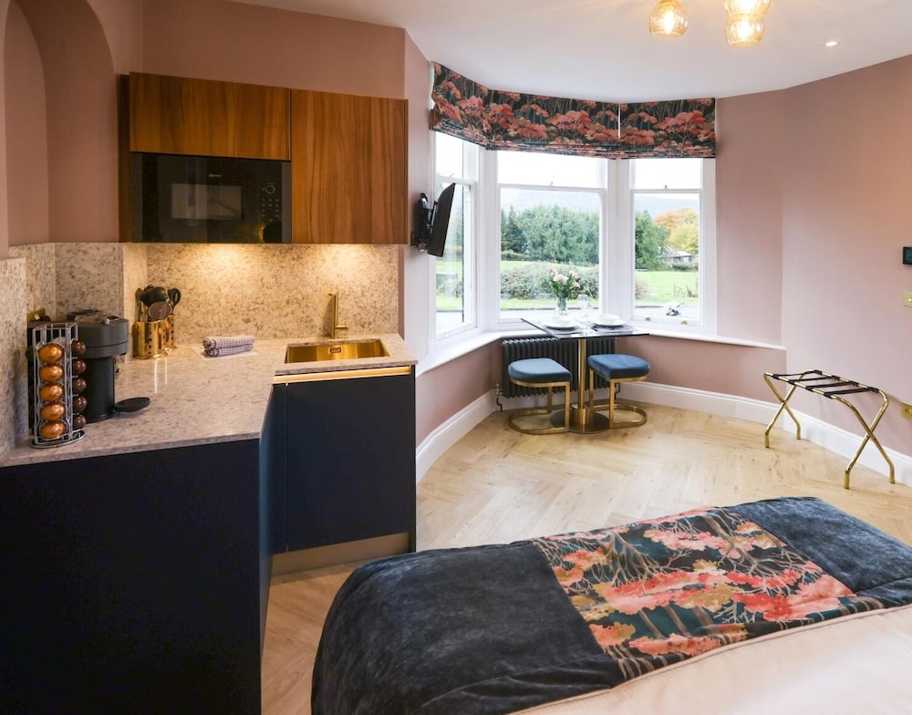 5* Studio Apartment • Pet Friendly • Parking • Lake Views • Ev Charger - Bowness-on-Windermere