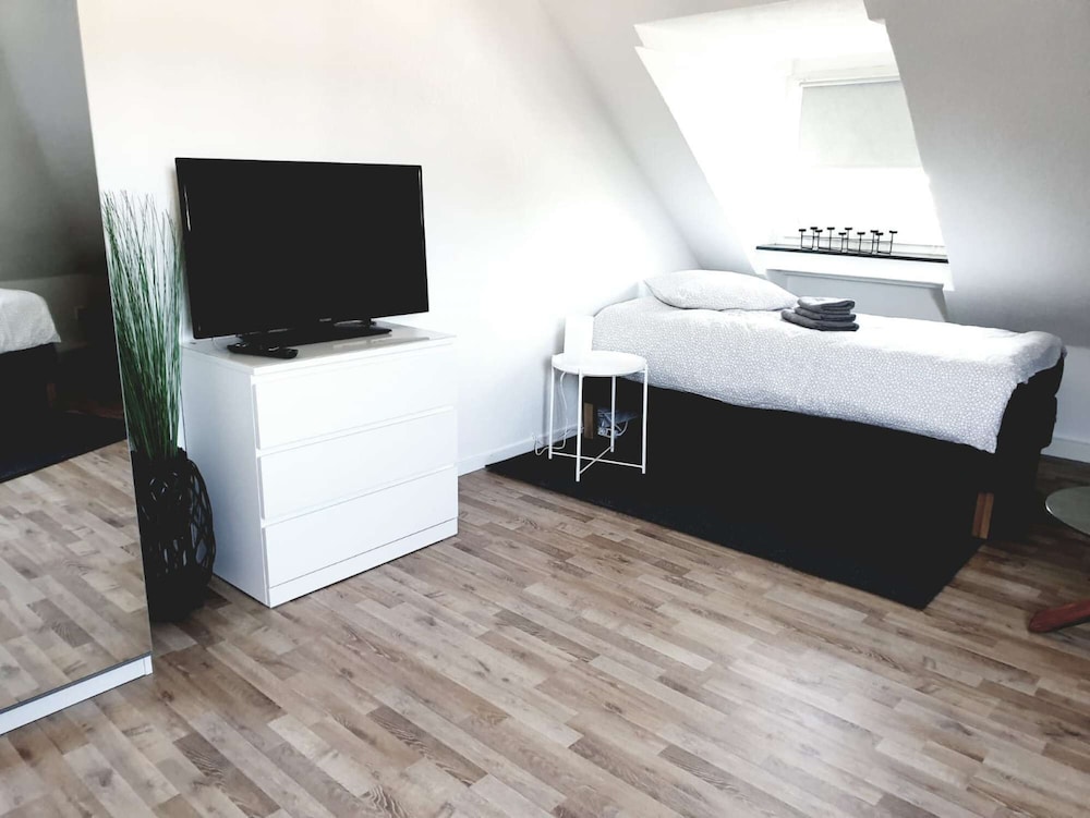 Luxuriöse Großzügige Wohnung Mit 3 Schlafzimmer, Terrasse - Solingen