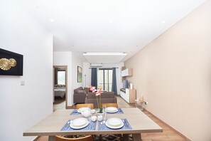 Apartamento Superior, 2 quartos | Refeições no quarto