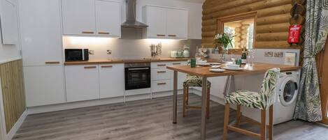 Lava-louças, chaleira elétrica, talheres/pratos/utensílios de cozinha