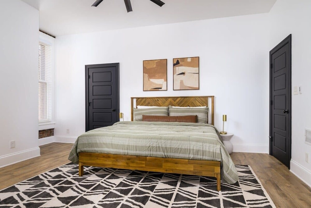 New! Walkable, Classic Design - Sleeps 4! - Louisville, KY