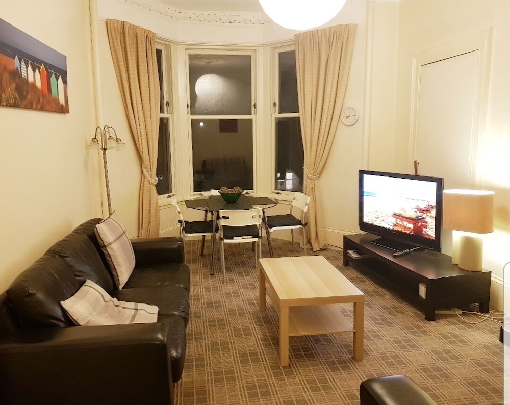 Cozy Coastal Apartment In Historic Port Glasgow - Loch Lomond