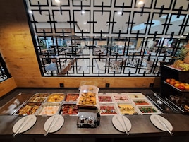 Café da manhã com buffet grátis todos os dias