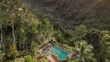 Piscina exterior, espreguiçadeiras