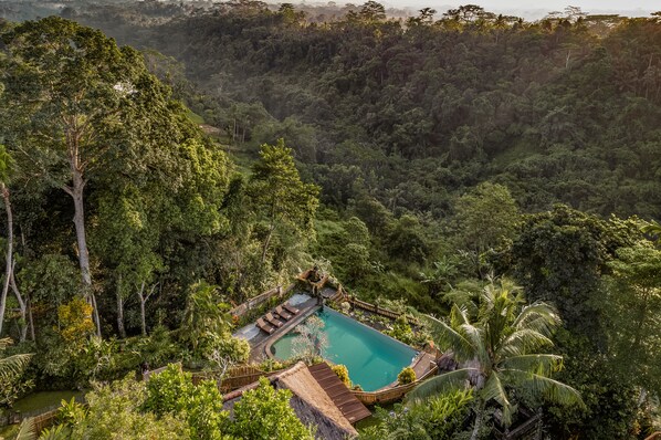 Piscina exterior, espreguiçadeiras 