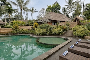 Piscina exterior, espreguiçadeiras 