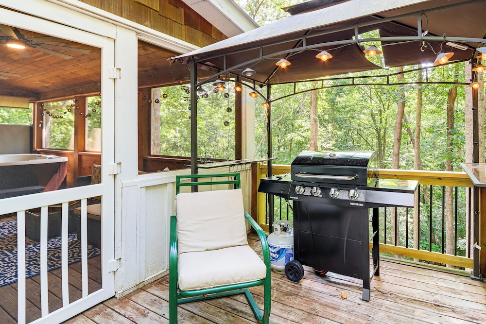 Cozy Ellijay Cabin: Hot Tub, Yard, & Resort Access - Ellijay, GA