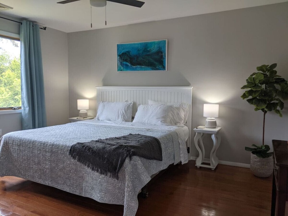 The Brick Beach House, 2 King beds & pet friendly - Villas | Vrbo