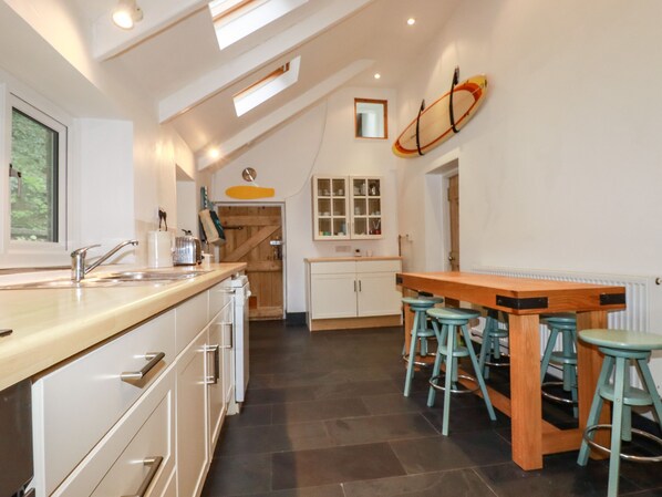 Um frigorífico, uma máquina de lavar louça, uma chaleira elétrica 