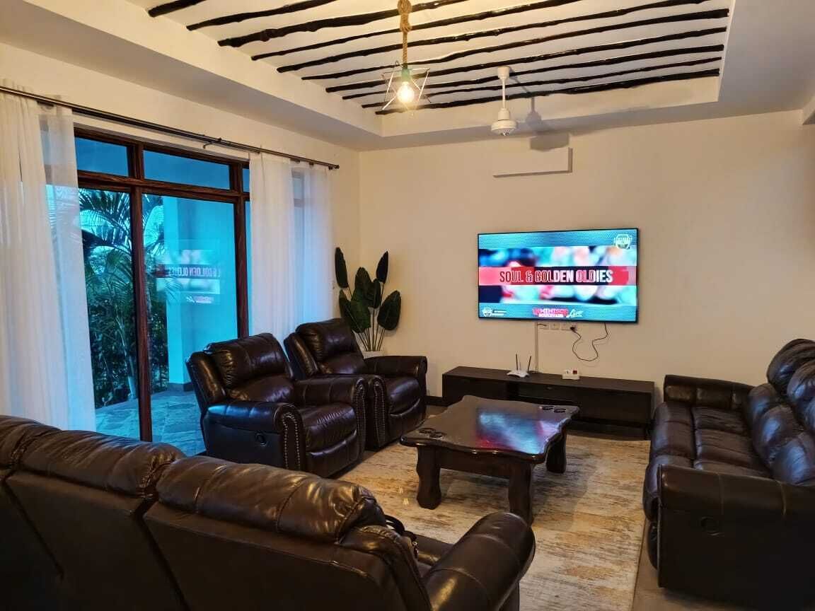 Apartamento Deluxe | Sala de estar | Smart TV de 24 polegadas com canais digitais 