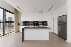 Apartamento | Cozinha privada | Uma cafeteira/bule, uma chaleira elétrica, utensílios de cozinha 