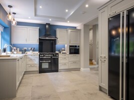 Um frigorífico, uma máquina de lavar louça, uma chaleira elétrica 