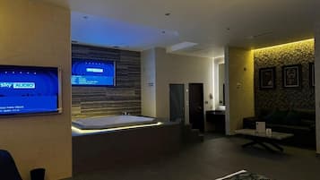 Suíte luxo, banheira de hidromassagem | 1 quarto, espaço de trabalho para notebook, Wi-Fi de cortesia