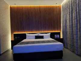 Suite Deluxe, banheira de hidromassagem | 1 quarto, secretária adequada para computadores portáteis, Wi-fi grátis 