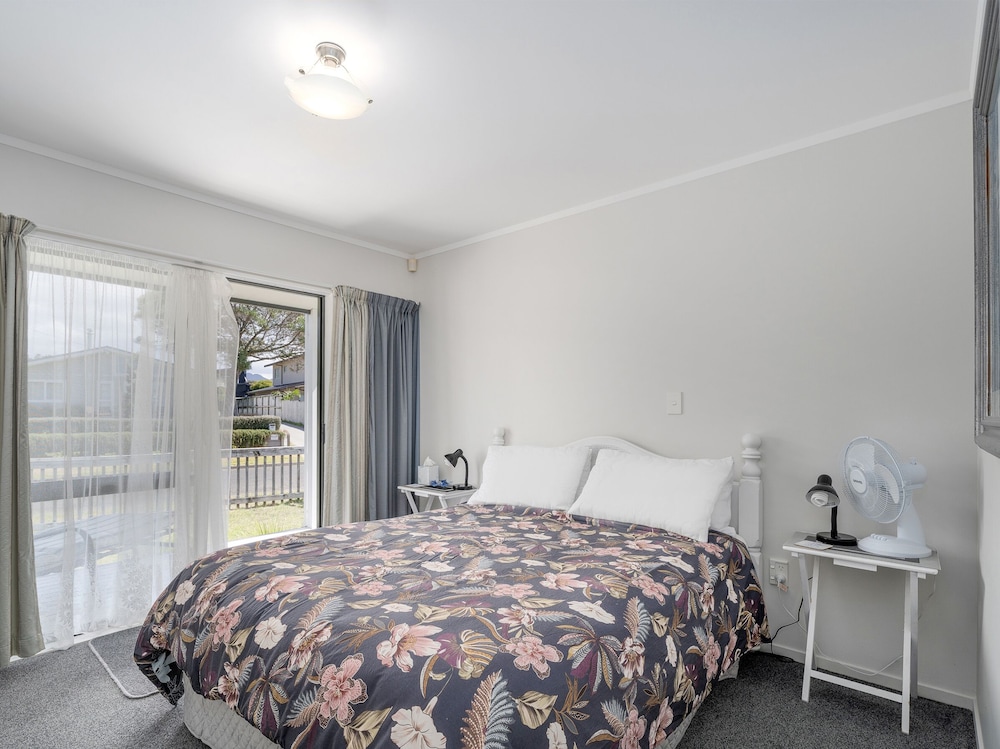 Beach Life - Whangamata Holiday Home - Whangamatā