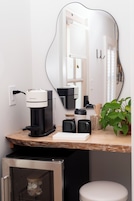 Quarto casal superluxo, 1 cama King, varanda | Área de estar | TV