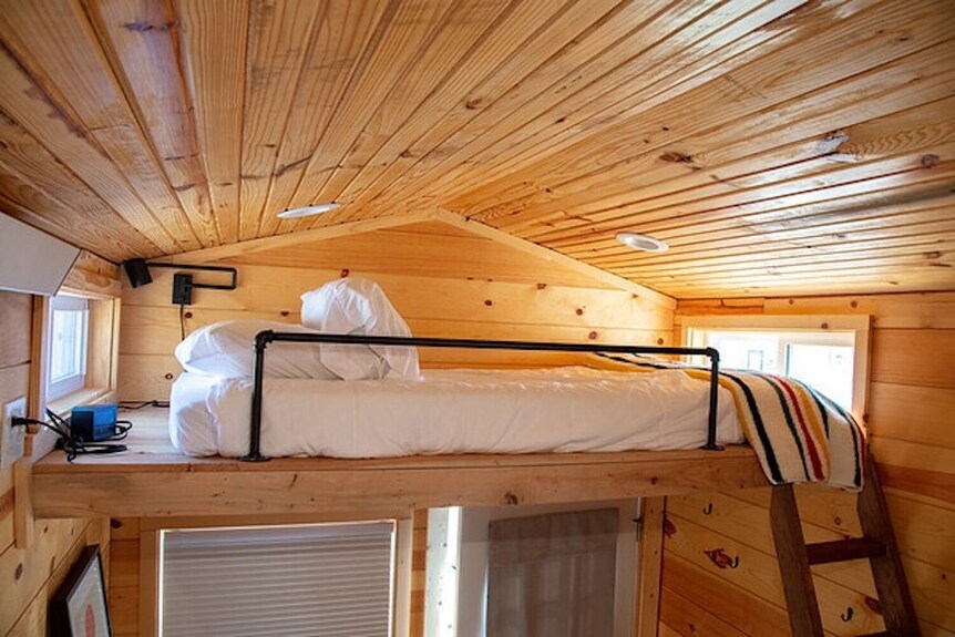 Adorable Tiny Home With Two Lofts. Both Are Accessible By Ladder. One Has A Queen Mattress And The Other Has A Twin Mattress. Home Also Contains A Folding Full Futon On Main Level. Sleeps: 4 - Colorado