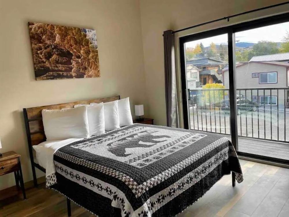 Cozy Wolf Lodge — Unit 1 - Yellowstone National Park