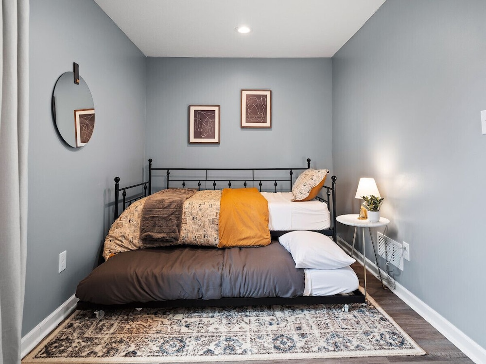 Hot Tub|n64|mins To Downtown|sleeps 8 - Cleveland, OH