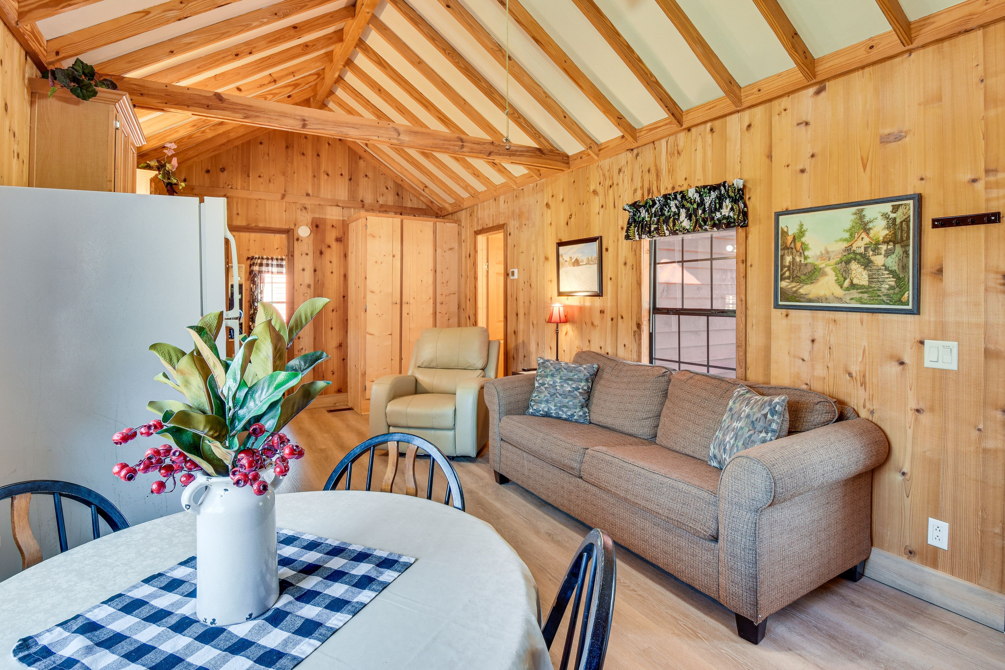 Cozy Dillard Cabin W/ Mountain Views & Pool Access - Highlands, NC