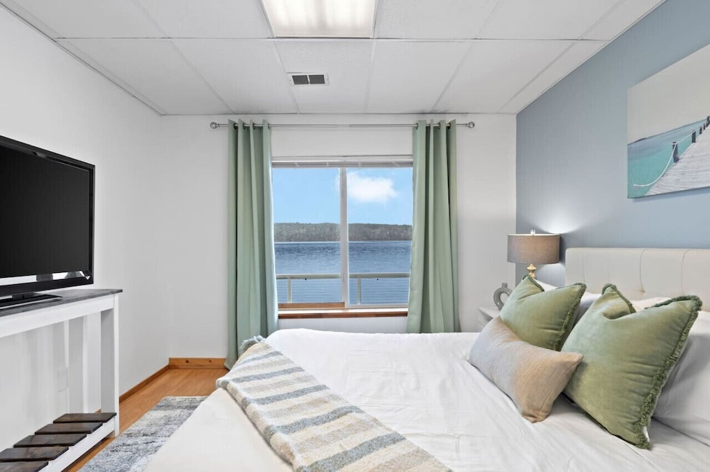 Olalla Bay Waterfront Stay w/ Beach, Kayaks & Hot Tub - Olalla | Vrbo