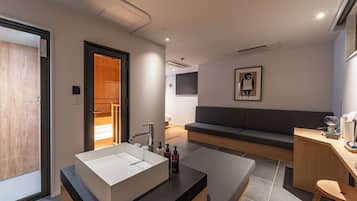 Quarto Twin Executivo, várias camas | Cofre no quarto, cortinas/cortinados opacos, Wi-fi grátis