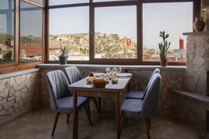 Pequeno-almoço tipo buffet diário incluído 