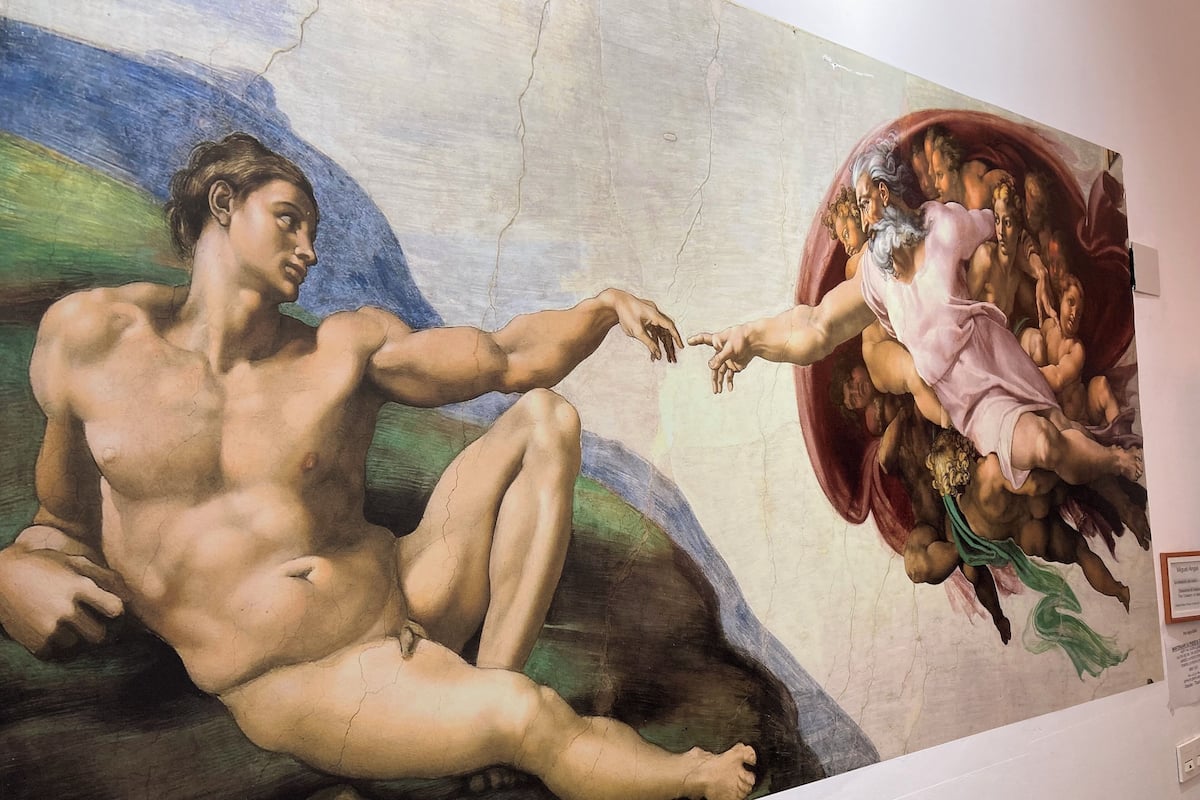 Um mural com uma figura musculosa e um grupo de querubins.