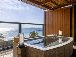 Quarto Twin Presidencial, vista para o oceano | Casa de banho | Um polibã e uma banheira separados, toalhas fornecidas 